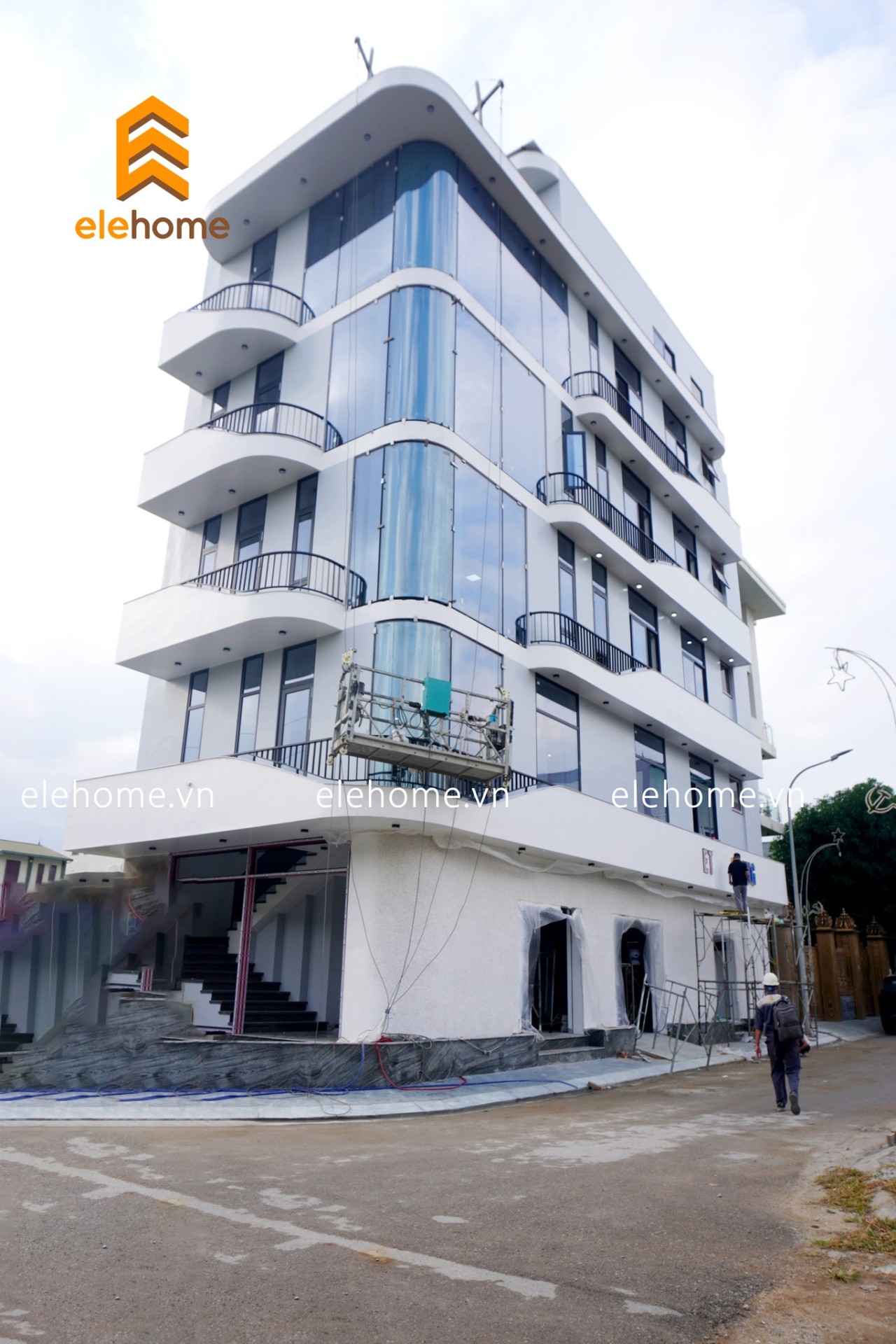 Thang máy toà nhà văn phòng