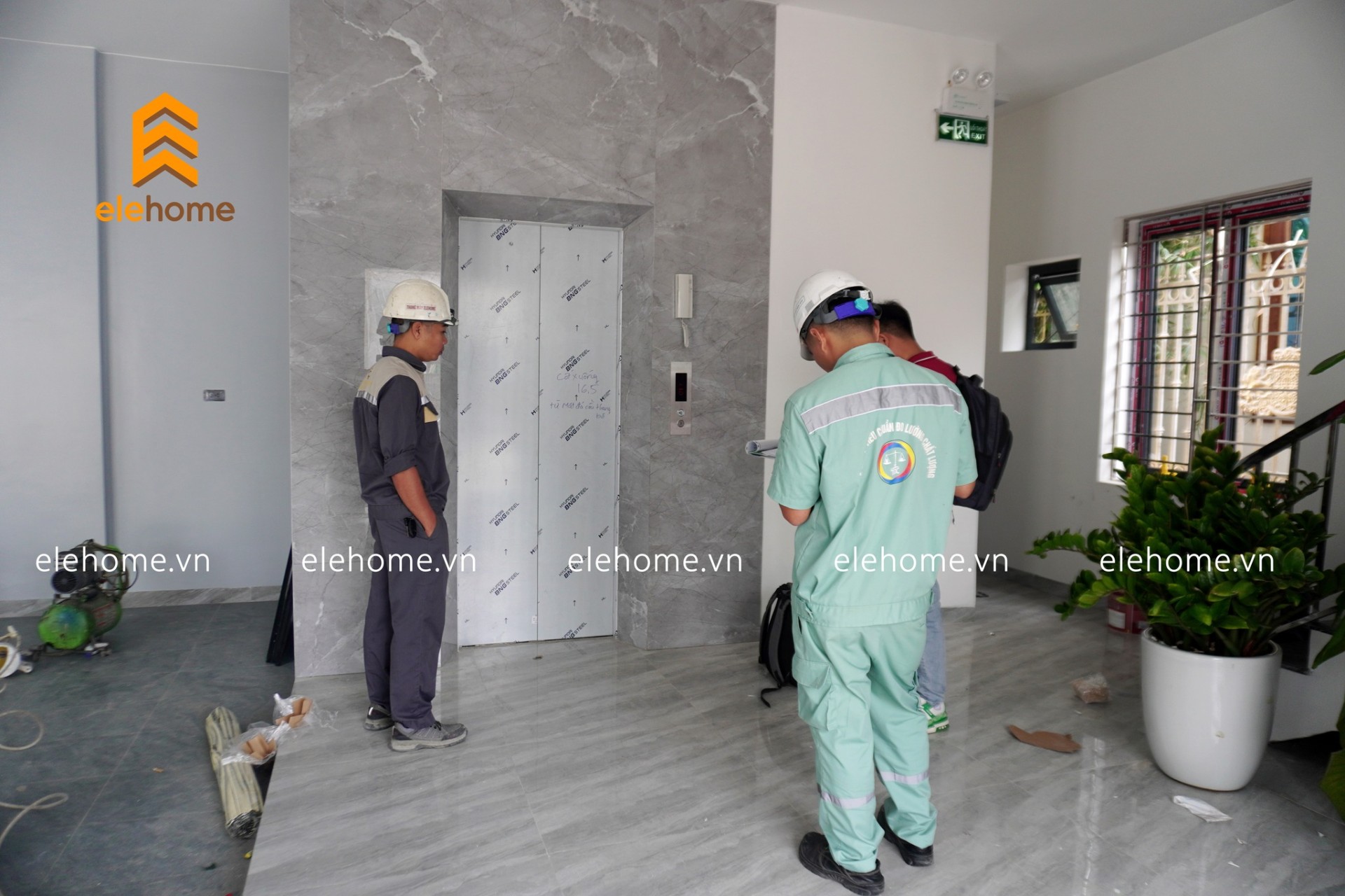 Thang máy toà nhà văn phòng